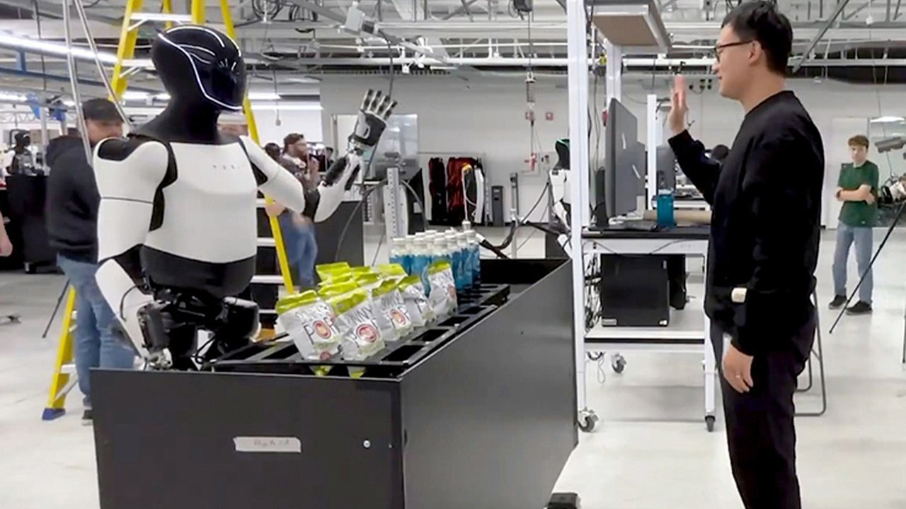 Tesla Unveils Optimus Robot Action Figure with CyberHammer and New ...