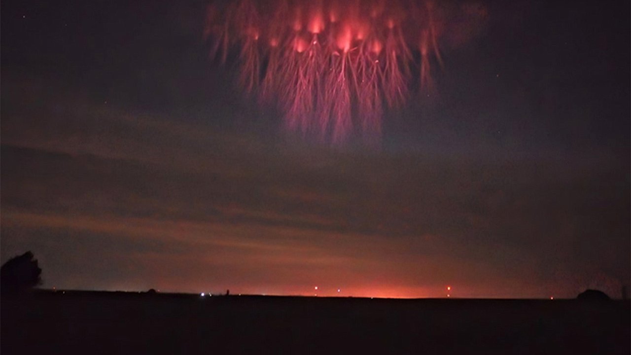 Chasing the Sky’s Secrets: Photographer Tracks Elusive Red Sprites ...
